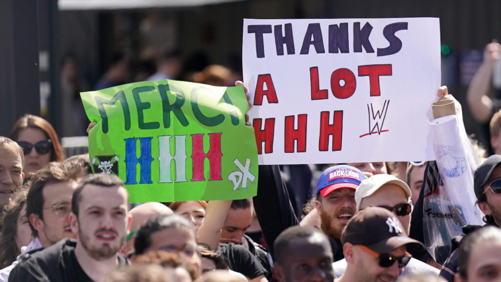 WWE Star Takes Issue With Confiscated Signs – TJR Wrestling